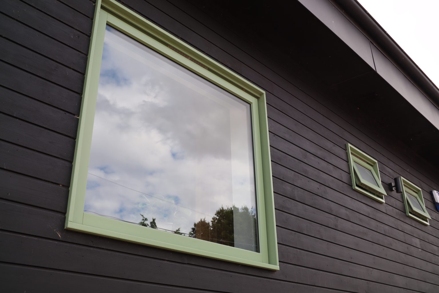 Green Windows for a "green House" - River House Is a Lesson in ...